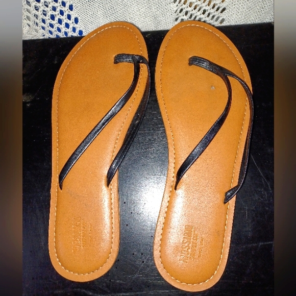 Mossimo Supply Co. | Shoes | Mossimo Supply Co Mossimo Thong Black Flat ...